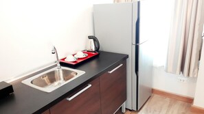 Um frigorífico, uma chaleira elétrica 