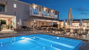 Piscina exterior, guarda-sóis, espreguiçadeiras