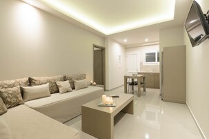 Apartamento luxo, 2 quartos | Área de estar | TV de tela plana, mesa de pingue-pongue, livros, impressoras