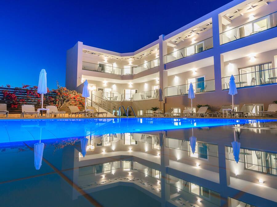 Piscina exterior, guarda-sóis, espreguiçadeiras