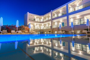 Piscina externa, guarda-sóis, espreguiçadeiras