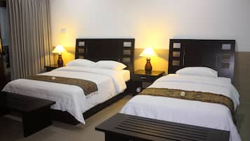 Minibar, cofre no quarto, secretária, berços/camas para crianças