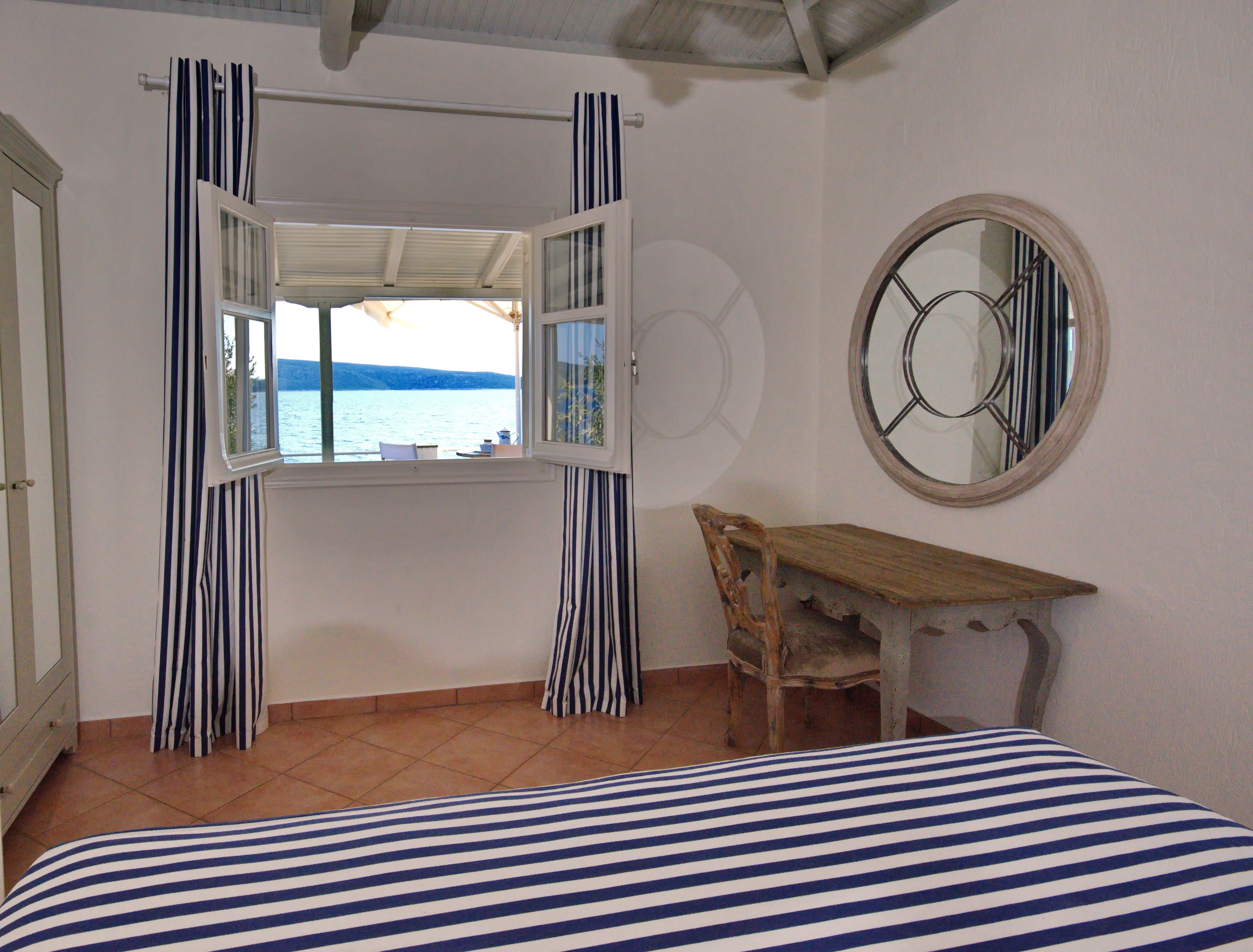 1 quarto, secretária, ferro/tábua de engomar 