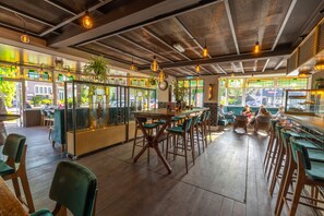 Café da manhã continental todos os dias (EUR 13.00 por pessoa) 