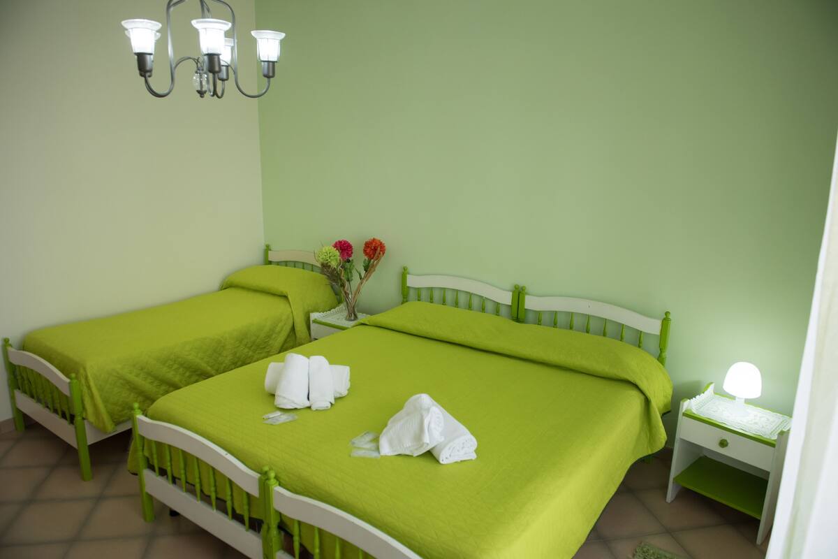 Quarto Quádruplo Comfort, várias camas, casa de banho privativa, junto à montanha | Roupa hipoalergénica, Wi-fi grátis, roupa de cama fornecida 