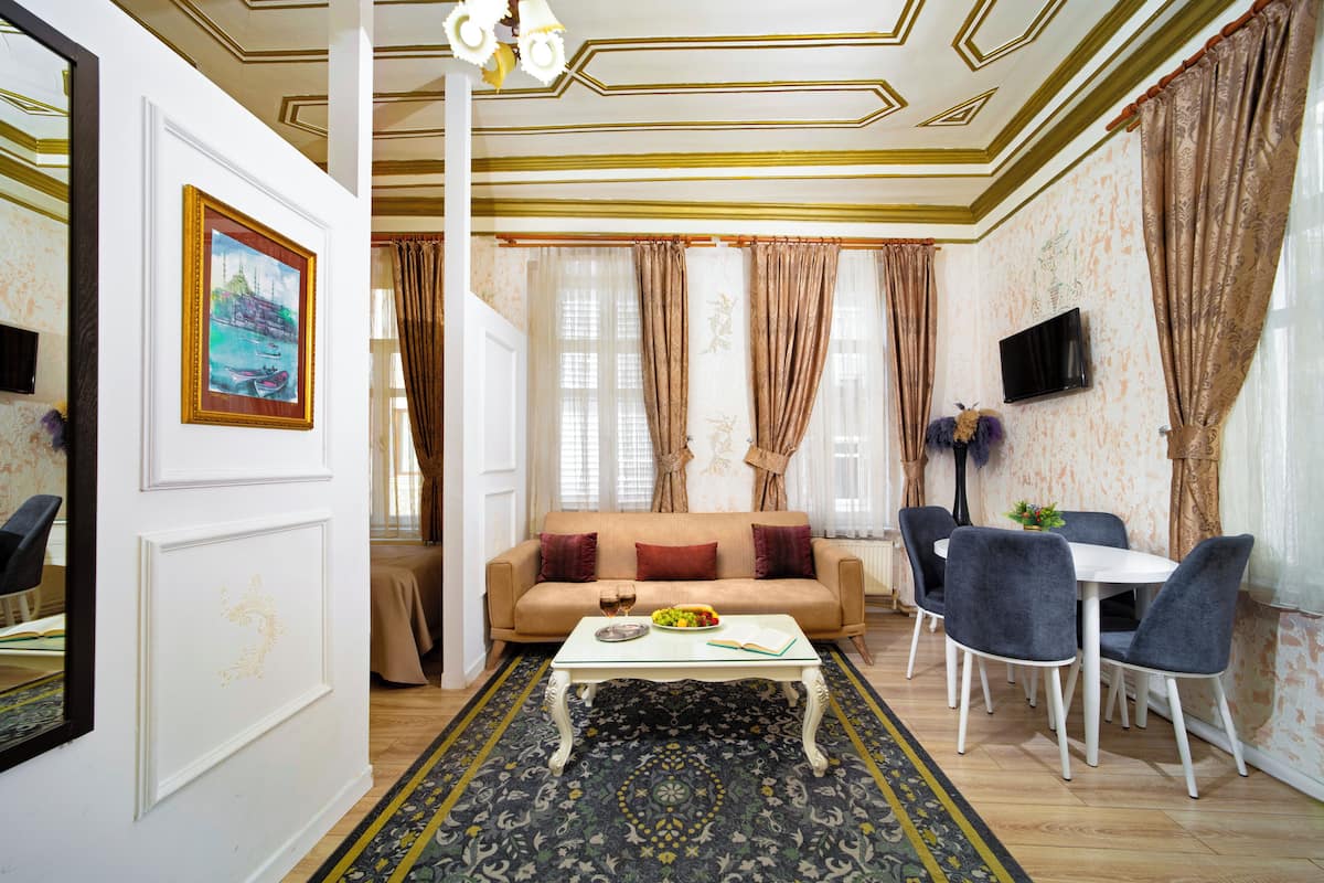 Sala de estar com sofá, mesa de centro e área de refeições.