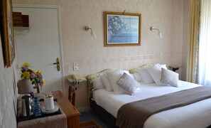 Quarto Clássico com Cama de Casal, 1 cama king-size, não fumadores, vista para o jardim | Roupa de alta qualidade, minibar, secretária 