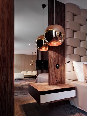 Apartamento júnior, 1 quarto, banheira | 1 quarto, frigobar, cofres nos quartos, escrivaninha