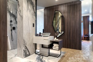 Quarto Deluxe | Casa de banho | Artigos de higiene pessoal grátis, um secador de cabelo, roupões 