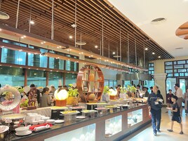 Pequeno-almoço tipo buffet diário (18 USD por pessoa) 