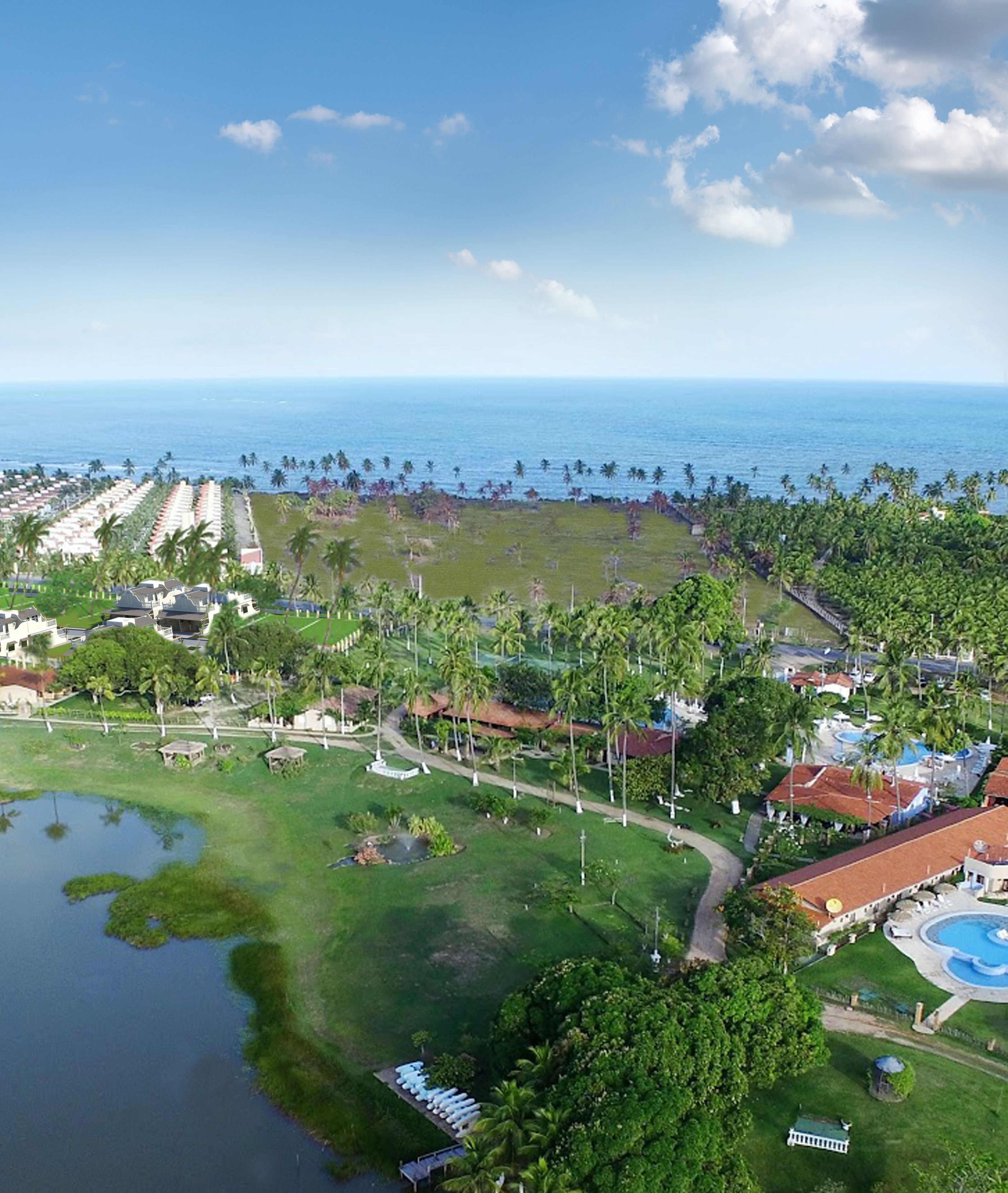 Resort com piscina, palmeiras e vista para o mar.