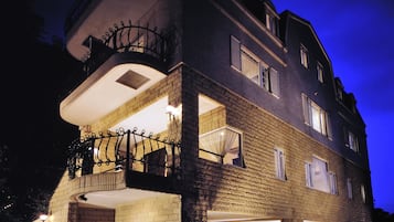 Fachada do alojamento (tarde/noite)