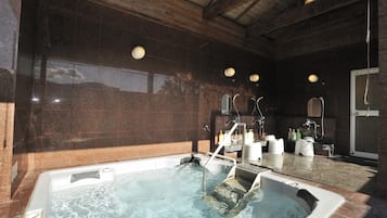 Banheira de hidromassagem interior
