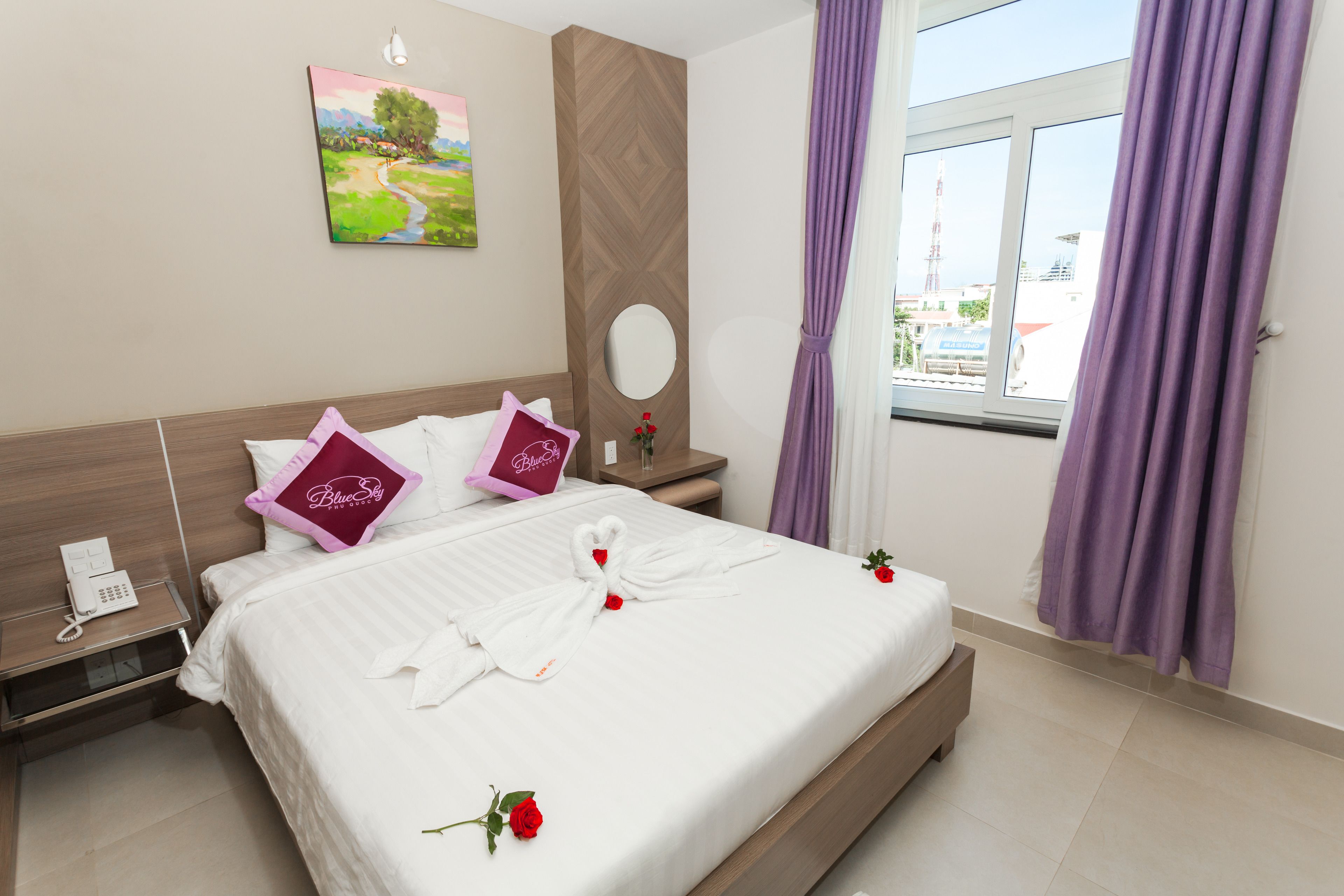 Quarto casal luxo | Frigobar, cofres nos quartos, escrivaninha, quartos à prova de som