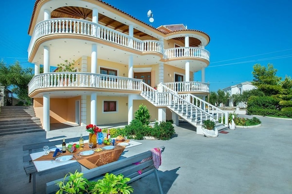 Pequenos-almoços, almoços servidos, cozinha grega, junto à piscina