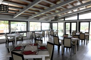 Pequenos-almoços, almoços servidos, cozinha italiana, junto à piscina 