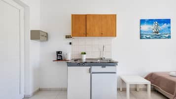 Apartamento, 2 quartos, sacada, vista para o jardim | Cozinha privada | Geladeira, cooktop, cafeteira/chaleira, chaleira elétrica