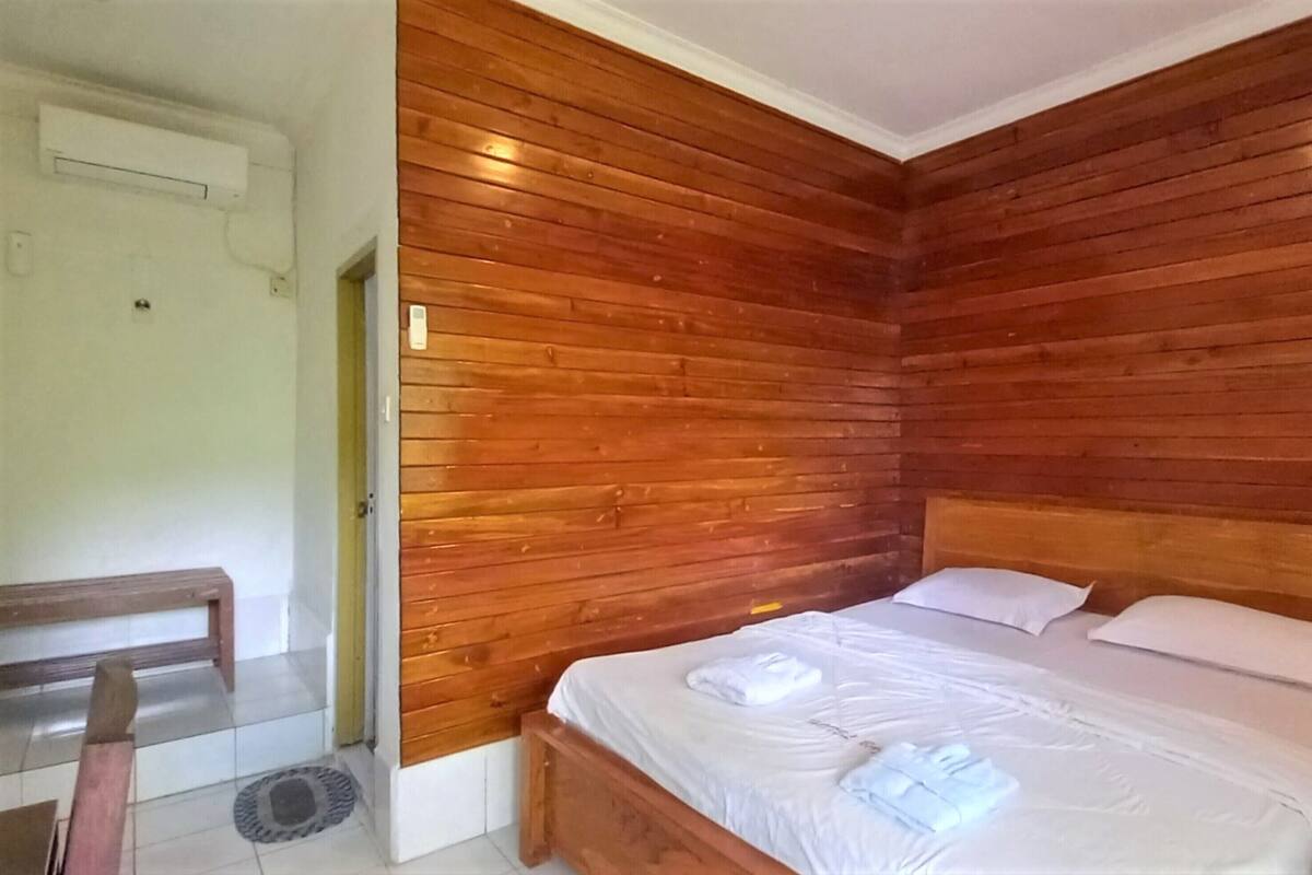 Quarto Duplo Deluxe | Casa de banho | Um polibã, artigos de higiene pessoal grátis, toalhas fornecidas 