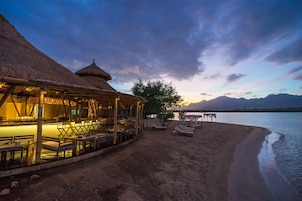 Pequenos-almoços, almoços, jantares servidos, cozinha internacional
