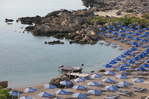 Perto da praia, espreguiçadeiras, guarda-sóis de praia