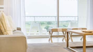 Apartamento luxo, 2 quartos | Área de estar | TV de tela plana