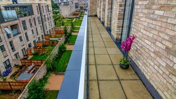 Apartamento, 4 quartos | Varanda