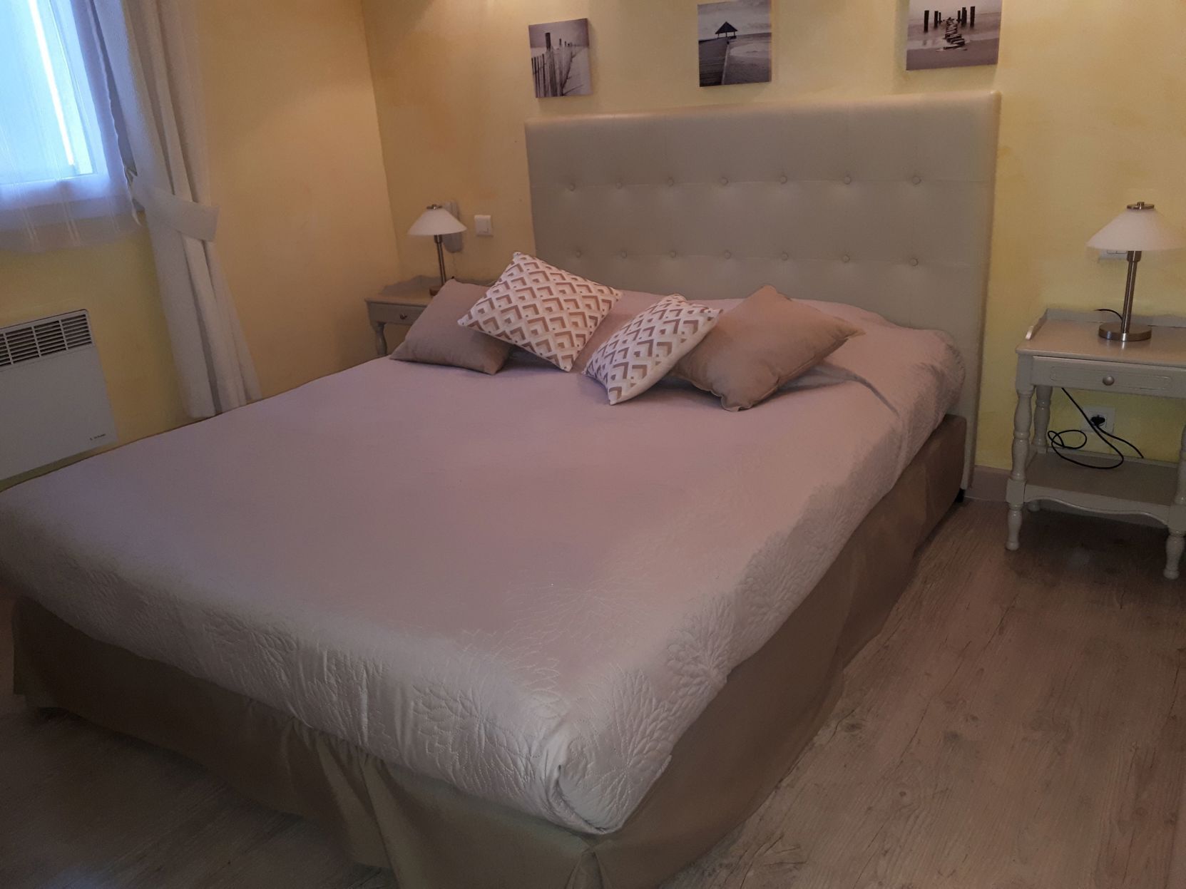 Cofre no quarto, com decoração personalizada 