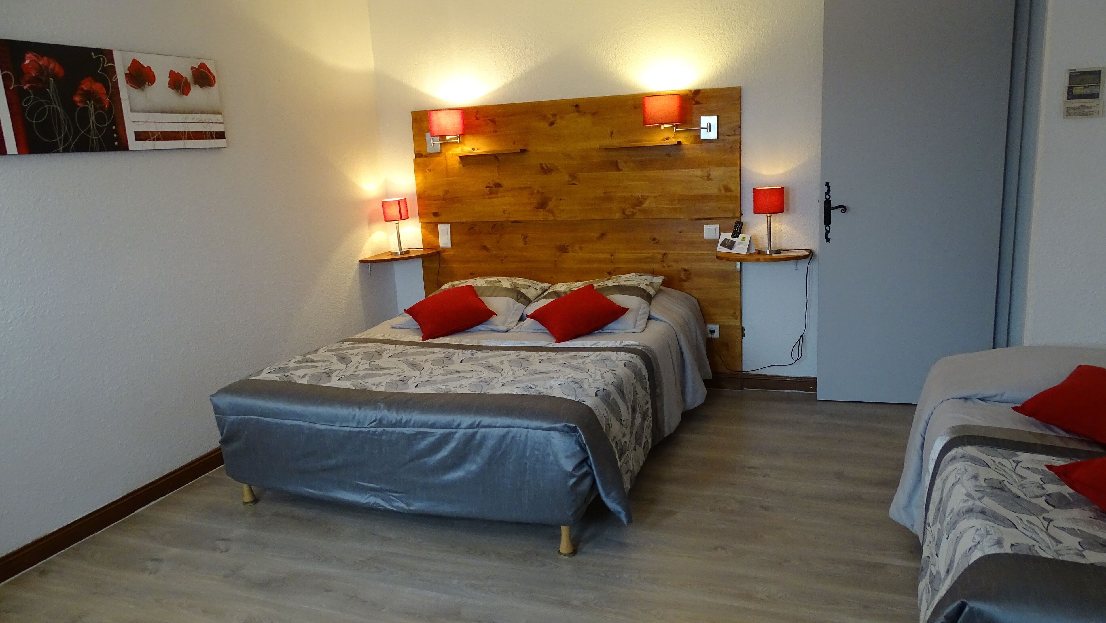 Cofre no quarto, com decoração personalizada 