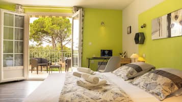Cofre no quarto, com decoração personalizada