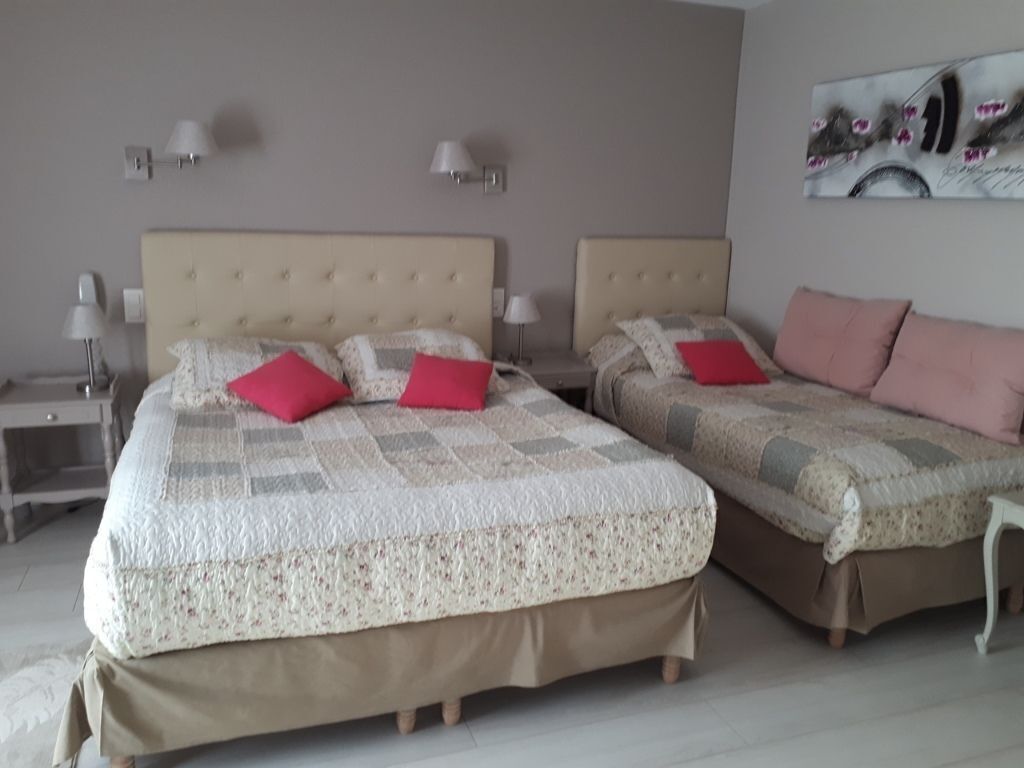Cofre no quarto, com decoração personalizada 