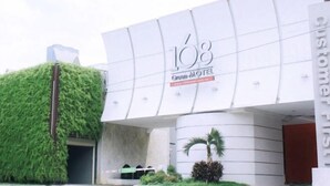 Um edifício moderno com a placa '168 Customer First' em destaque.