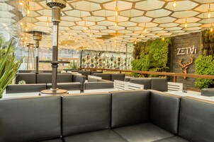 2 bares/lounges, bar de vinhos, gastropub