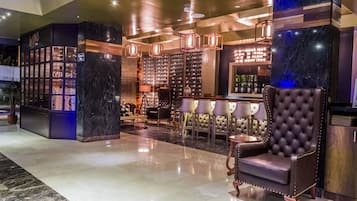 2 bares/lounges, este bar com adega tradicional, este pub inglês