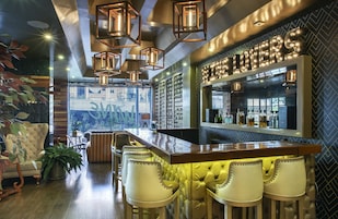 2 bares/lounges, bar de vinhos, gastropub