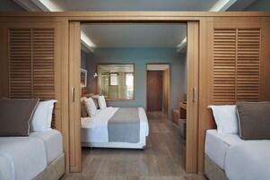 Family Room Sliding Door Swim Up Pool View (Deluxe Area) | Cofres nos quartos, escrivaninha, Wi-Fi de cortesia, roupa de cama