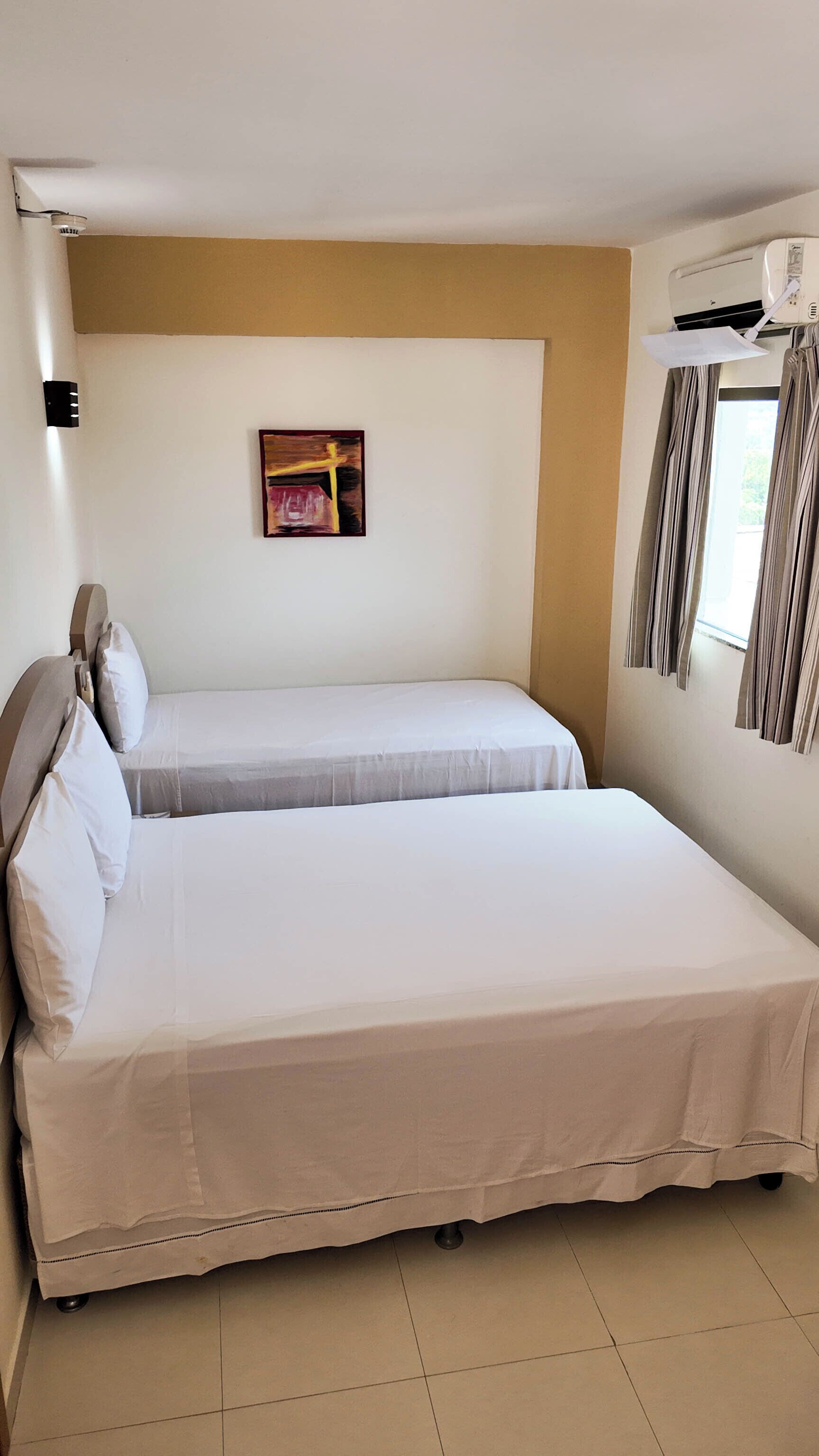 Quarto Triplo Standard | Minibar, secretária, cortinas/cortinados opacos, Wi-fi grátis 