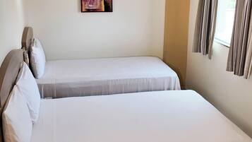 Quarto Triplo Standard | Minibar, secretária, cortinas/cortinados opacos, Wi-fi grátis