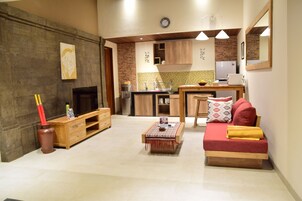 Villa Deluxe, 1 quarto, piscina privativa, vista para a piscina | Sala de estar | Televisor LED de 43 polegadas com canais por cabo, televisor 