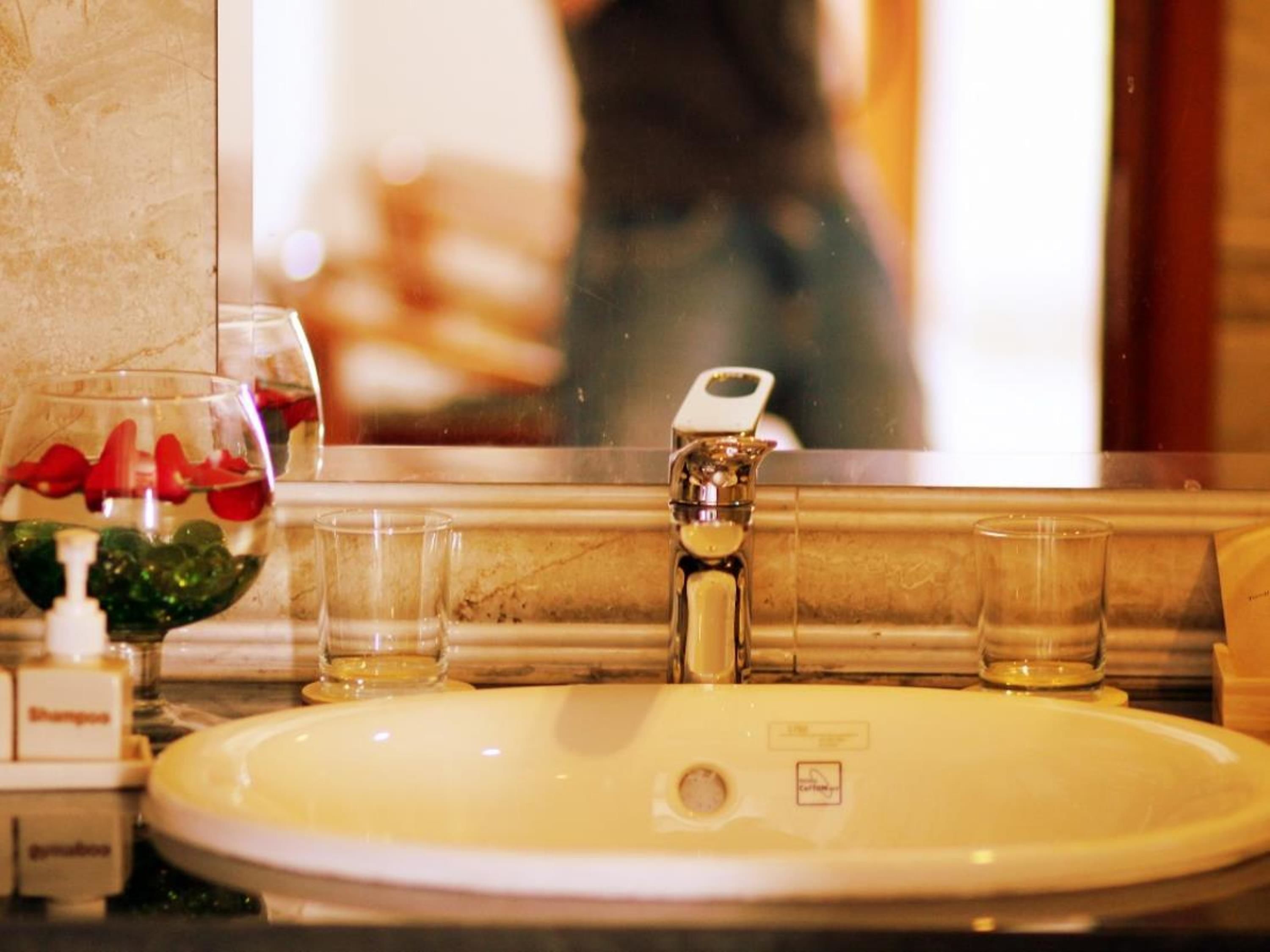 Chuveiro, produtos de toalete grátis