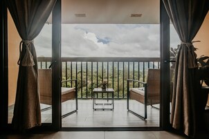 Quarto casal luxo, 1 cama King, vista para a montanha | Sacada