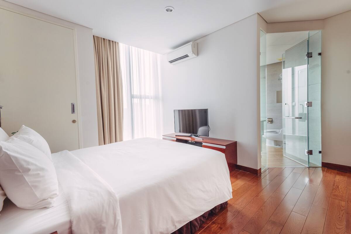 Cofres nos quartos, cortinas blackout, ferros/tábuas de passar roupa