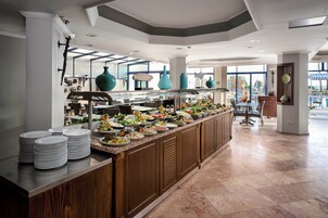 2 restaurantes, café da manhã, culinária internacional