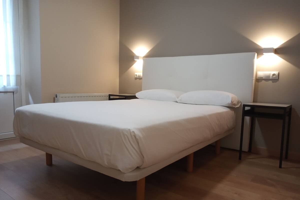 Quarto Duplo Standard | Cortinas/cortinados opacos, Wi-fi grátis, roupa de cama fornecida 