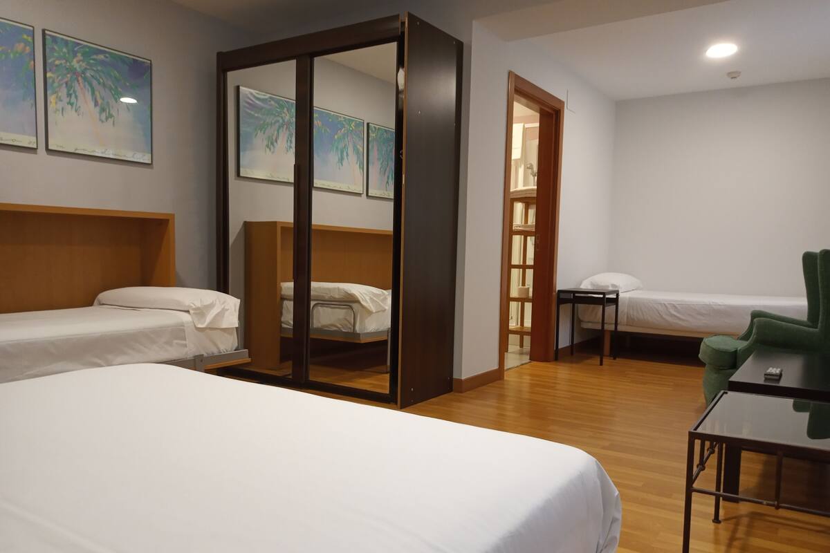 Quarto Familiar | Cortinas/cortinados opacos, Wi-fi grátis, roupa de cama fornecida 
