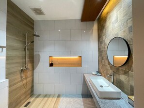 Quarto casal standard | Banheiro | Chuveiro, chuveiro com efeito de chuva, produtos de toalete grátis 