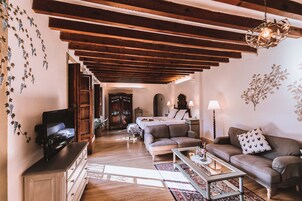 Roupa de alta qualidade, minibar, cofre no quarto, secretária 