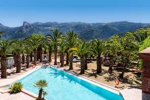 2 piscinas exteriores, guarda-sóis, espreguiçadeiras 