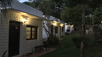 Fachada da propriedade à noite