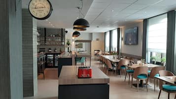 Pequenos-almoços e jantares servidos, incluindo cozinha local