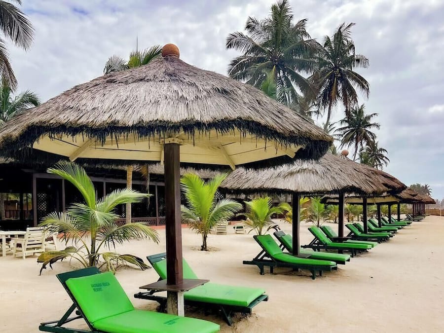 Uma praia privada, praia de areia branca, espreguiçadeiras